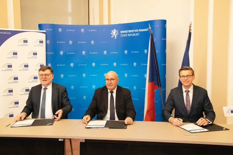 Czech Republic to step up railway improvements with EIB loan of €466 ...